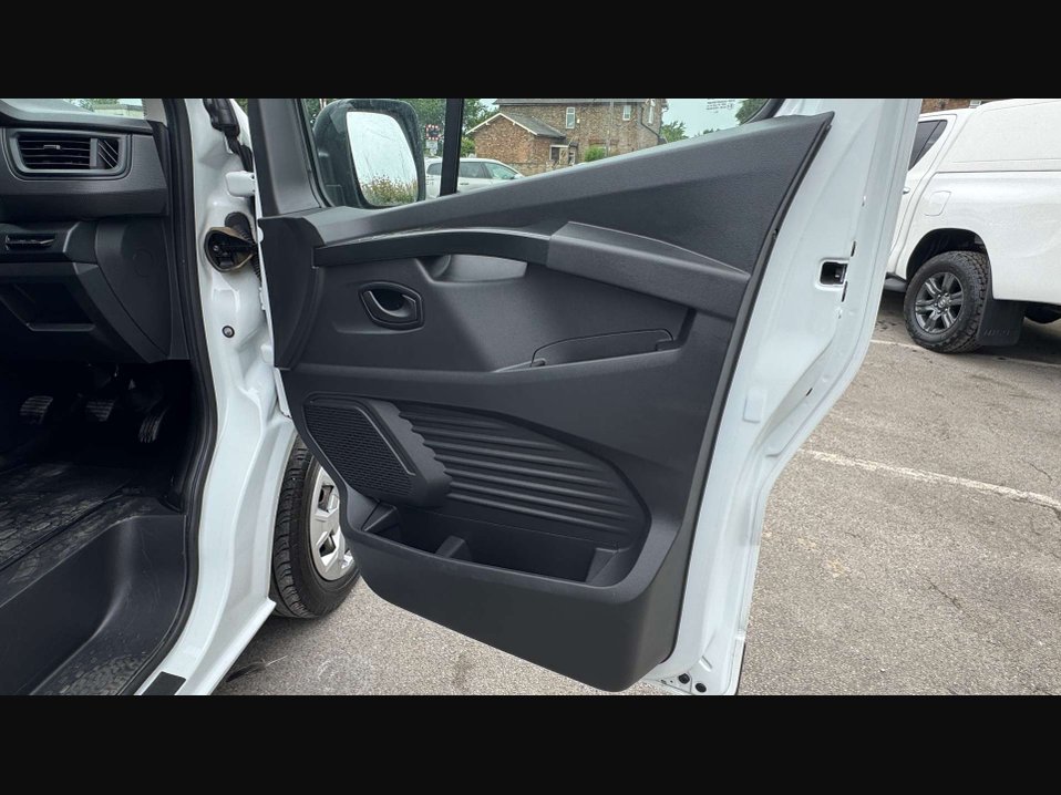 Used 2023 Renault Trafic 2.0 Trafic SL30 Advance Blue dCi for sale | C ...
